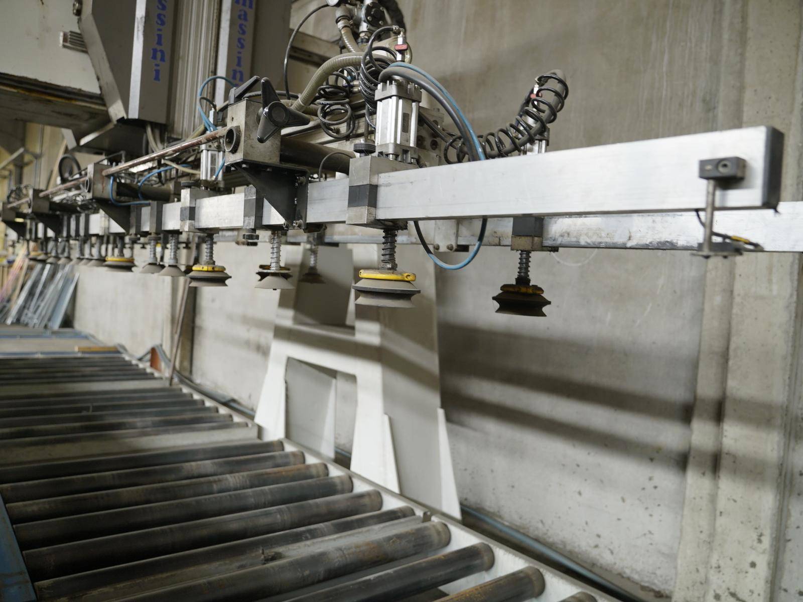 Stacking and destacking device Stacking and destacking device TOMASSINI ...