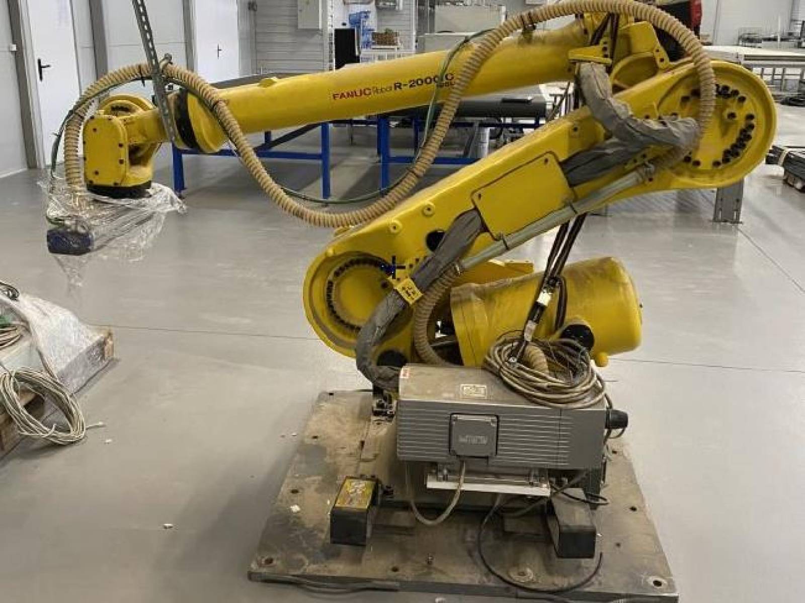 Robot FANUC R-2000 IC /125L buy second-hand