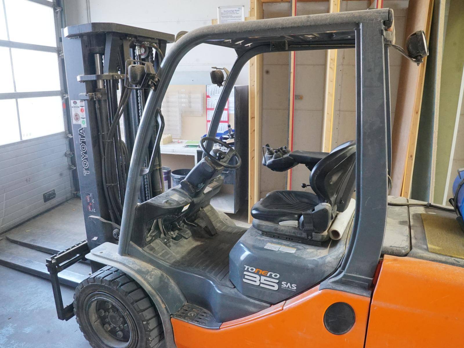 Auction TOYOTA Forklift truck Tonero 35 SAS
