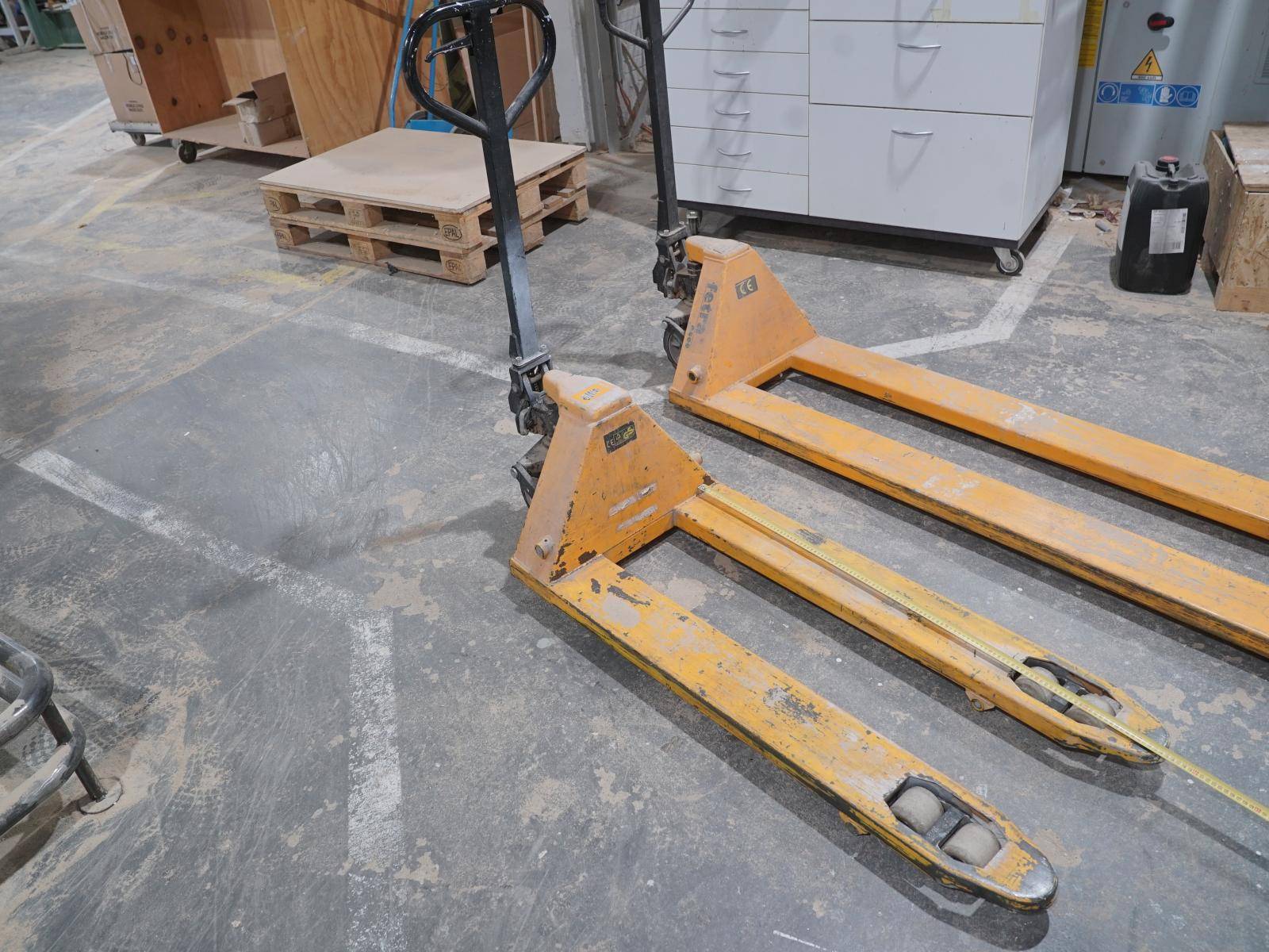FETRA Hand pallet truck Set (2) buy second-hand