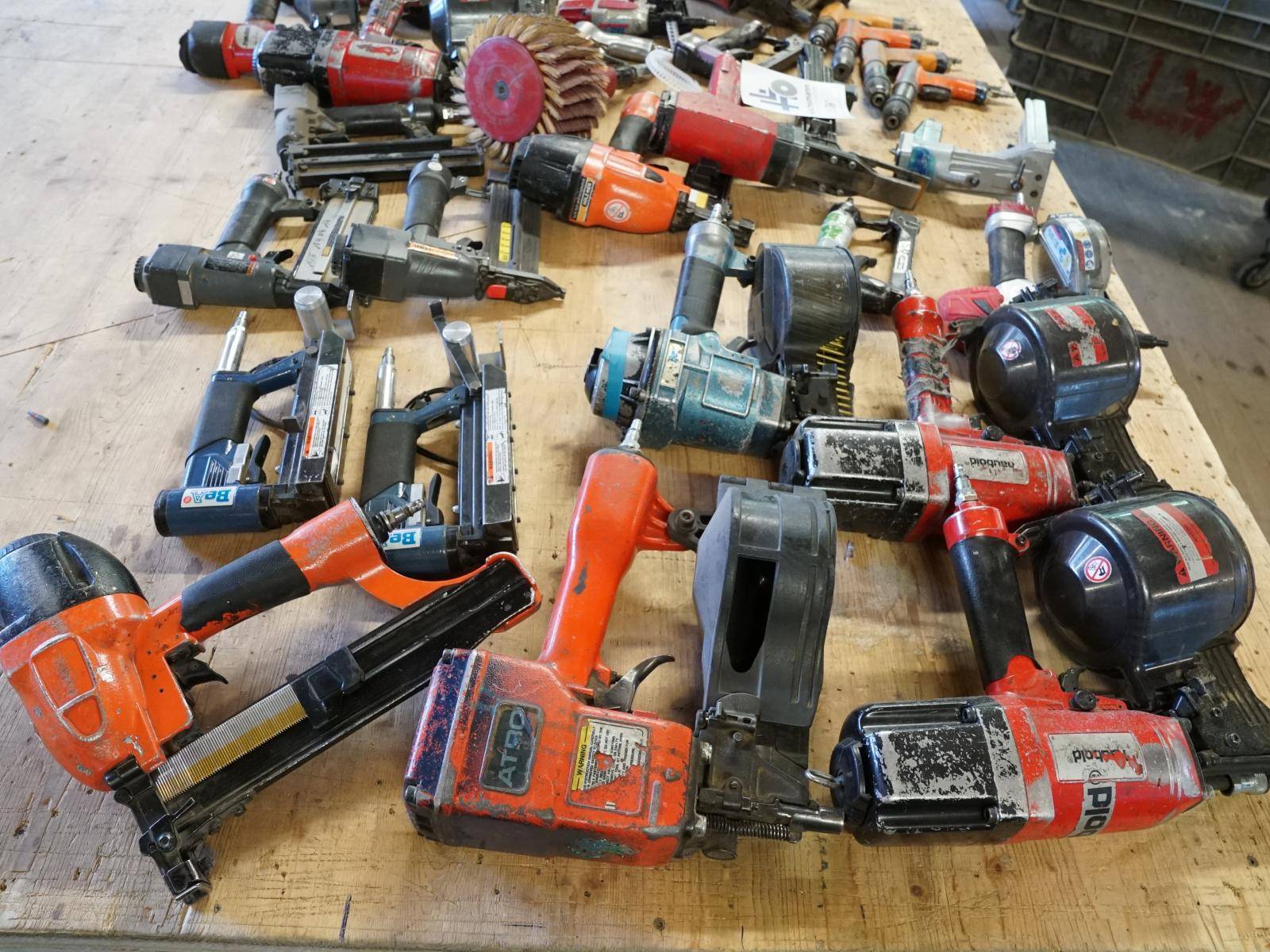 Subasta 29.10.24: Lote de máquinas portátiles ATRO, HAUBOLD, HOLZ-HER ...