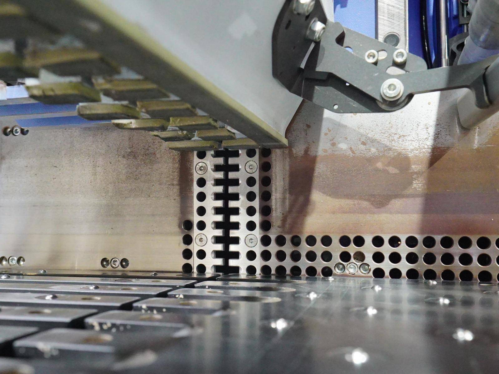 HOLZMA Beamsaw with lift table HPL 300 /38/22 Profiline buy second-hand