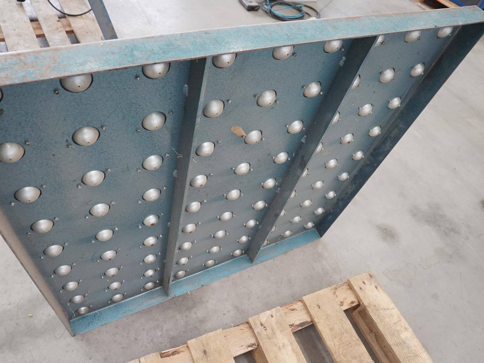 Auction 24.3.26: Work table - Platte mit Kugeln