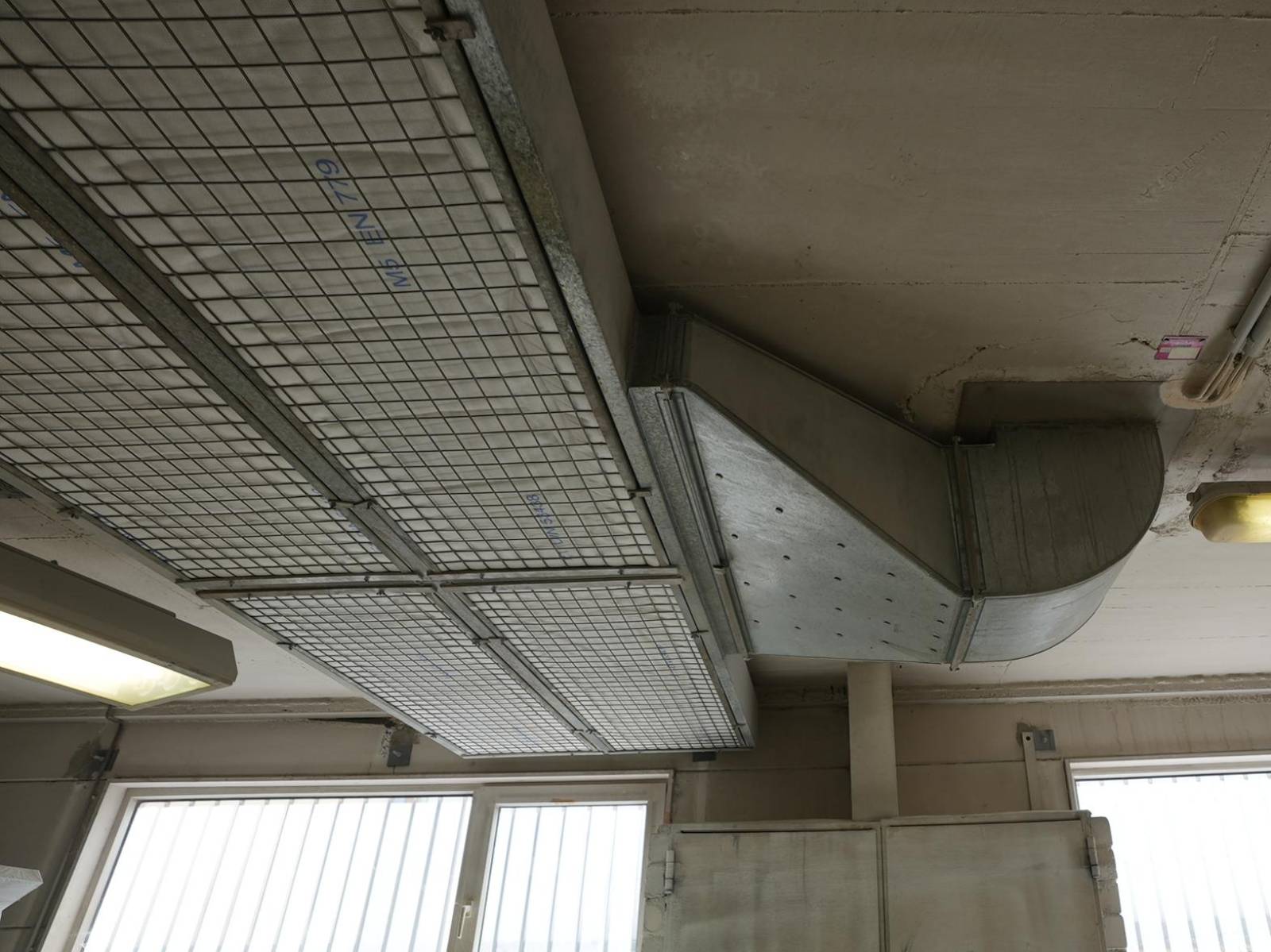 Auction Paint spray extraction wall with inlet air unit