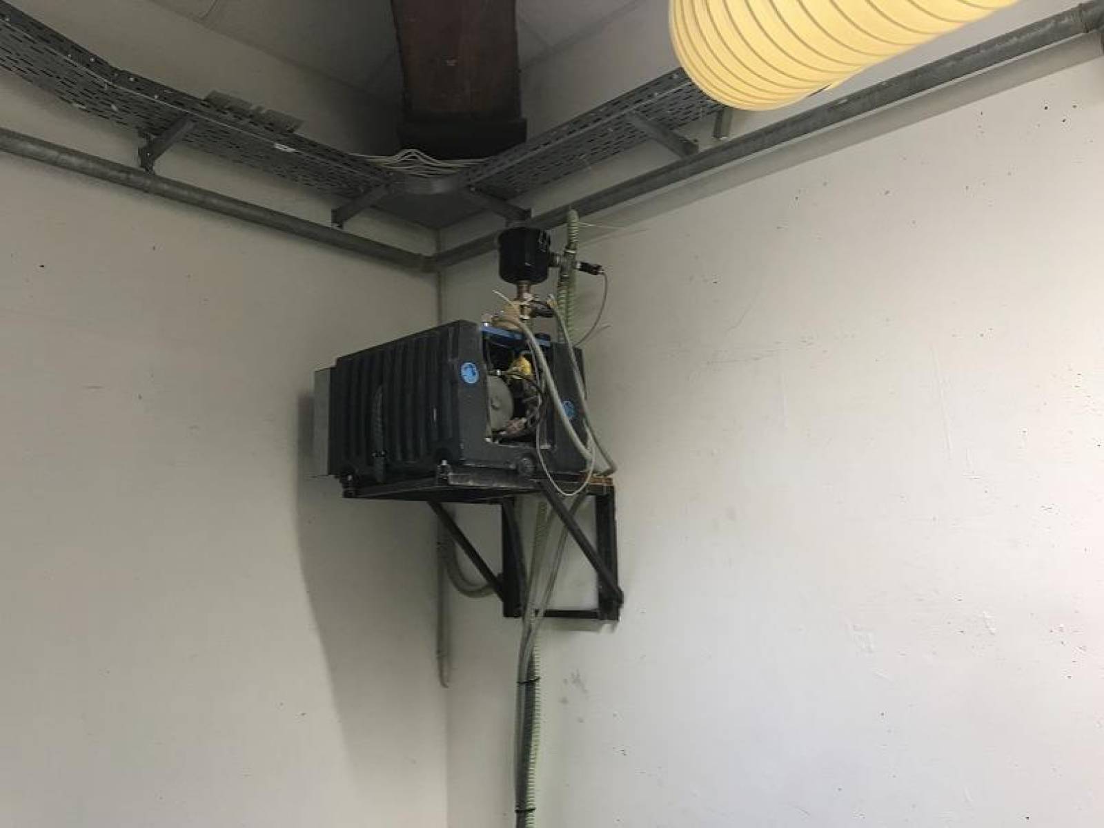 EIMA Centre d'usinage CNC UNICENTER 2000 Acheter d'occasion