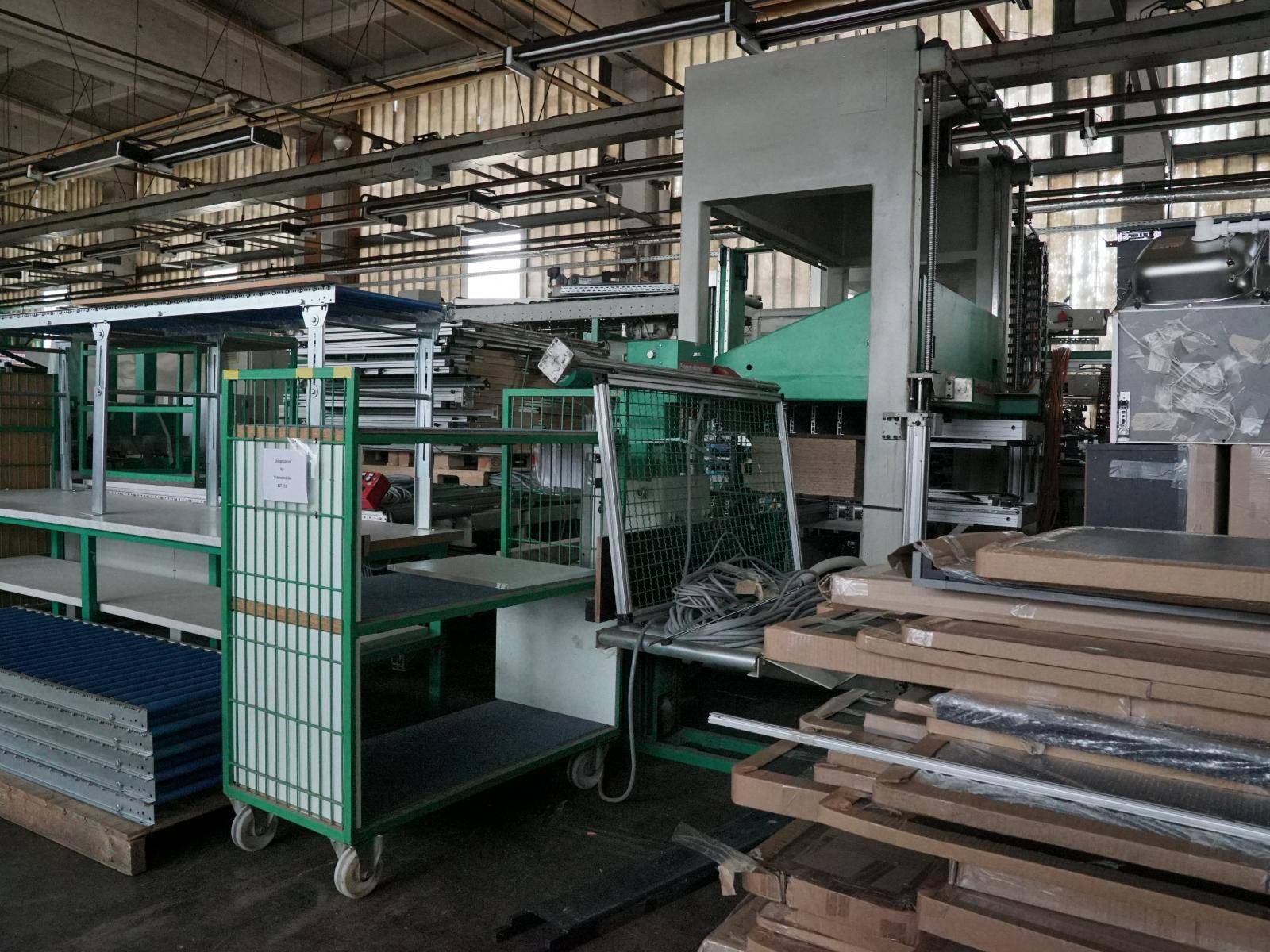 Production line for carcase furniture Drilling and assembly line for ...