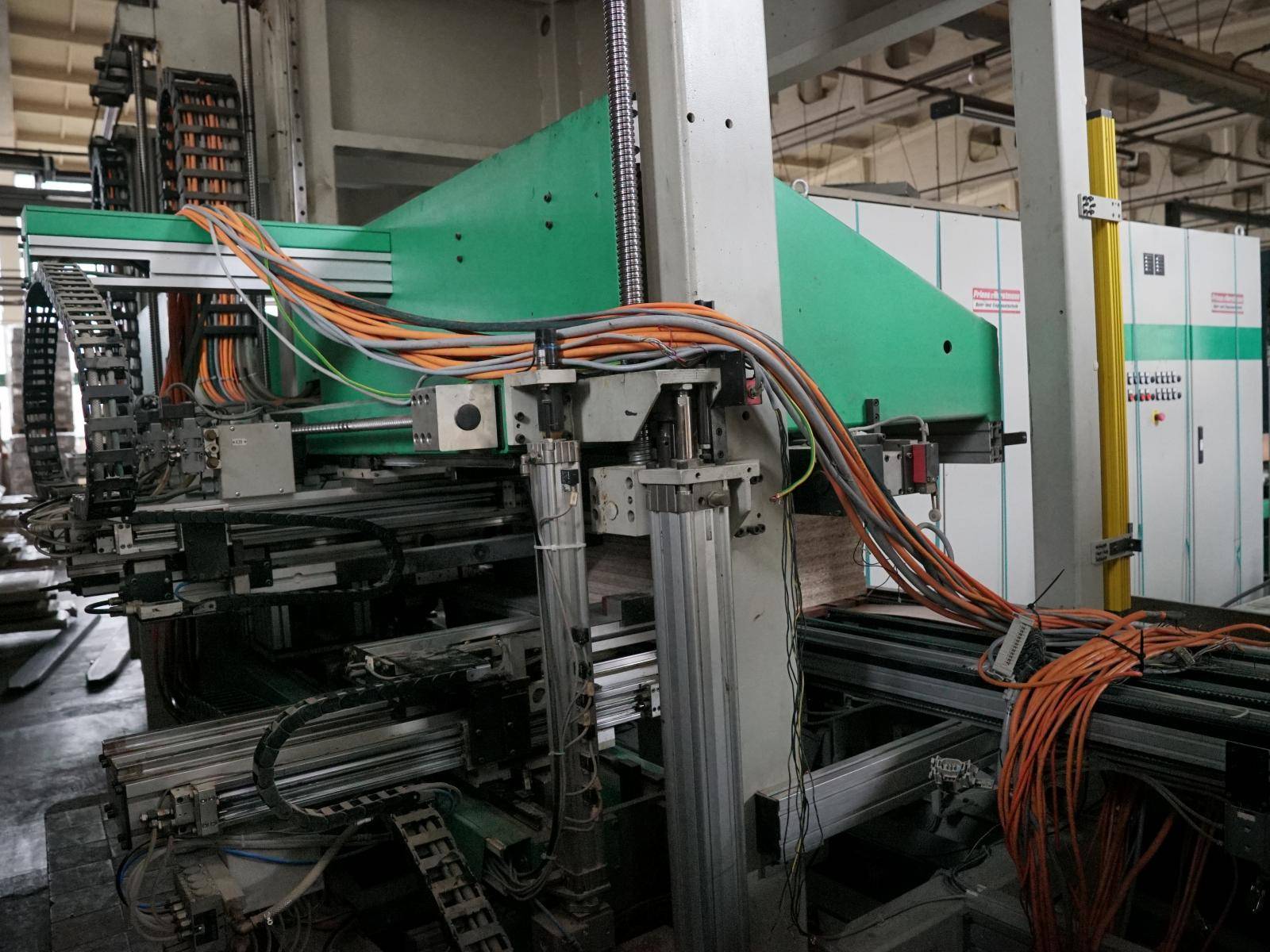 Production line for carcase furniture Drilling and assembly line for ...