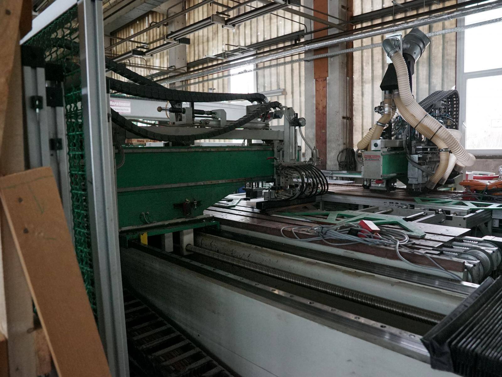 Production line for carcase furniture Drilling and assembly line for ...